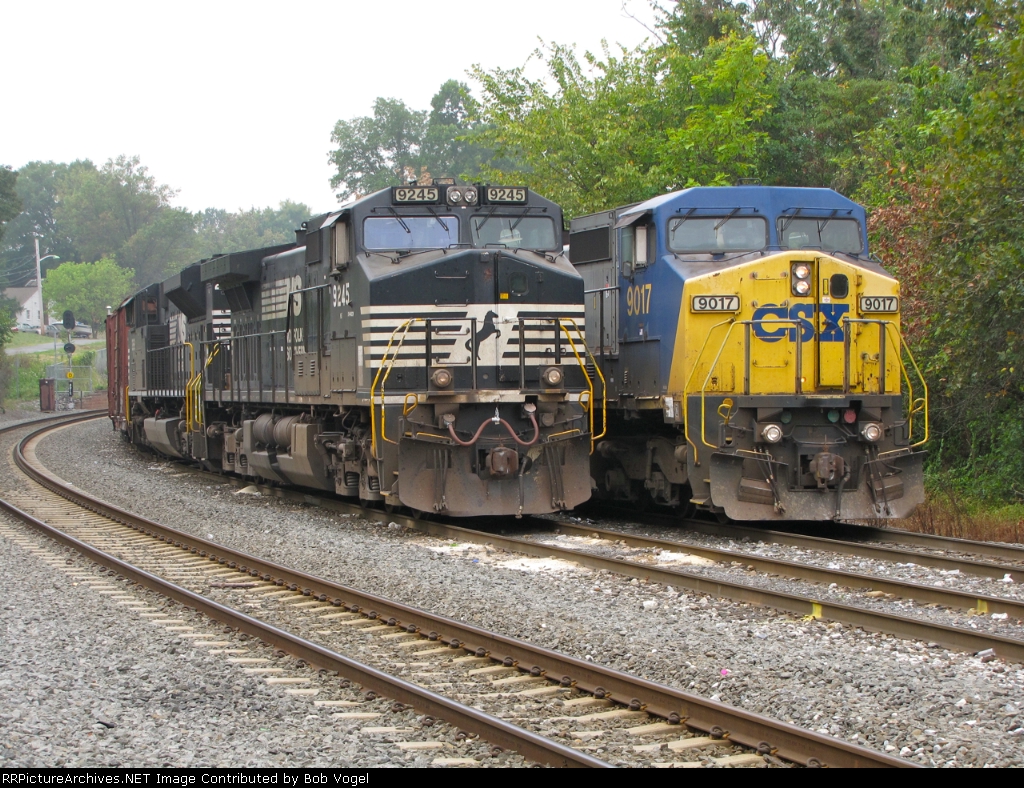 NS 9245 and CSX 9017
